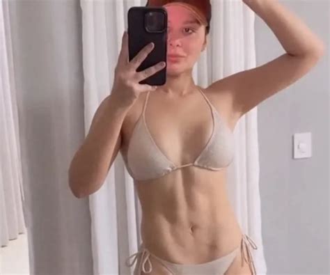 Notícias Maraisa faz selfie de biquíni e exibe barriga sequinha e