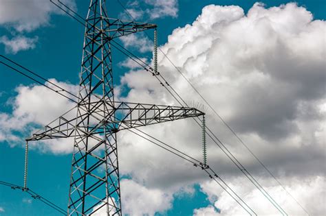 鉄塔と曇り空電力線の背景に高電圧線です ます目のストックフォトや画像を多数ご用意 ます目 ウクライナ グローバルコミュニケーション