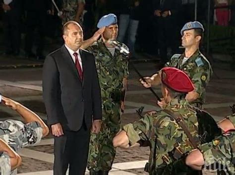 Президентът Румен Радев прие тържествената заря проверка по случай Съединението ОБНОВЕНА