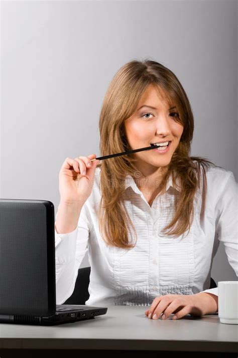 Mulher Flertando Foto De Stock Imagem De Tiro Ocasional 23686244
