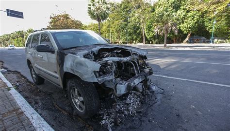 Carro pega fogo e fica destruído em frente ao Shopping Rio Poty GP1