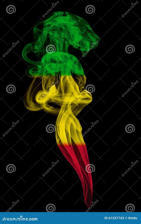 Pilar Del Humo Coloreado En La Bandera Del Reggae Imagen De Archivo