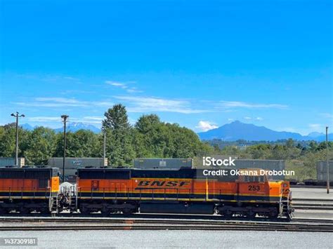 Bnsf 기관차 창고는 산을 배경으로 화창한 날에 있습니다 미국 워싱턴주 에버렛 2022년 8월 강철에 대한 스톡 사진 및 기타