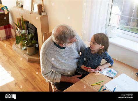 Grand P Re Et Sa Petite Fille Photo Coloriage Ensemble Photo Stock Alamy