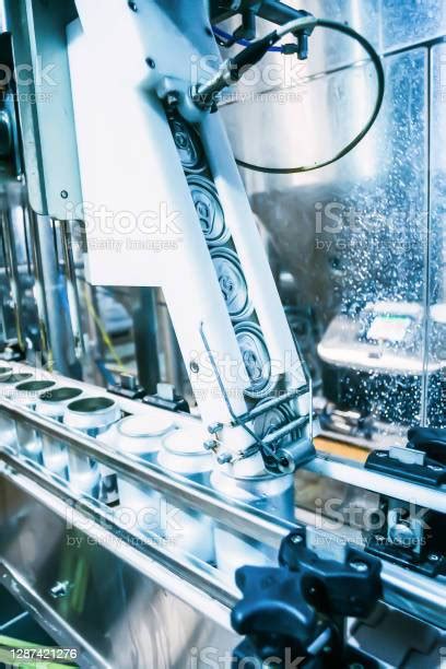 맥주 캔의 컨베이어 벨트 주석 캔에 알코올 음료를 붓고 뚜껑을 비틀는 과정 컨베이어 벨트에 대한 스톡 사진 및 기타 이미지