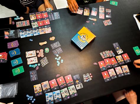桌遊菜鳥 瘋狂桌遊店，是一款兩段式行動後（前端買牌，後段打牌）在家裡組牌（開店）的卡牌遊戲，說實話，主題雖然是讓玩