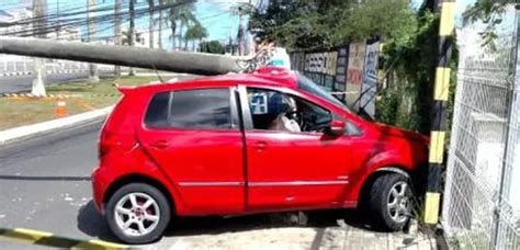 Motorista Fica Preso às Ferragens Após Carro Bater Em Feira De Santana