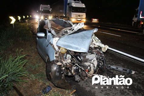Veículo Invade Pista Contrária E Bate Em Dois Caminhões E Deixa Dois