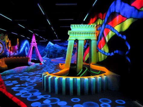 Мини Голф на черна светлина Мини Голф” ЕООД портативни и постоянни мини голф игрища