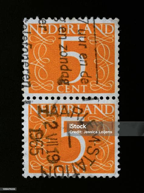 1965년 Haarlem에 게시된 네덜란드 5 길드 센트 스탬프 두 개가 1946년부터 1957년 9단의 일환으로 발행되었습니다 0명에 대한 스톡 사진 및 기타 이미지