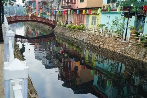 Hình ảnh Con Mương Chết Giữa Con Phố ẩm Thực Sầm Uất ở Hà Nội