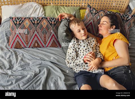 Mutter sohn bett Fotos und Bildmaterial in hoher Auflösung Alamy