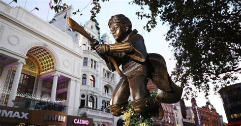 В центре Лондона появился Гарри Поттер на метле Герою установили памятник