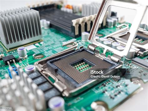 실리콘 마이크로프로세서를 연결하기 위한 압력 접점으로 회로 마더보드의 Cpu 커넥터 컴퓨터 조립 중 Cpu 선택 교육에 대한 스톡 사진 및 기타 이미지 Istock