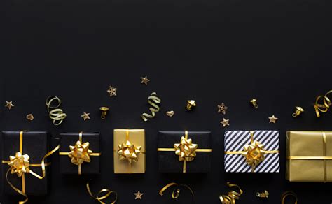 메리 크리스마스 크리스마스와 어두운 배경에 황금 색의 선물 상자와 장식으로 새해 축하 개념 12월에 대한 스톡 사진 및 기타