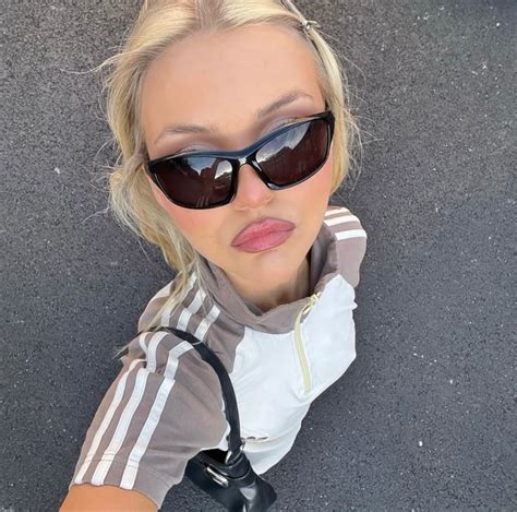 Pin By Bellsilvs On Photo Inspo Girl With Sunglasses Style