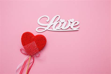 나무 편지에서 편지는 분홍색 고립 된 배경에 사랑 스틱에 사탕의 형태로 심장 0명에 대한 스톡 사진 및 기타 이미지 0명