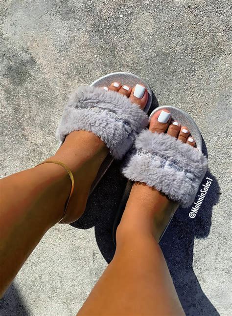 White Toes🤤 Scrolller