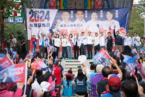韓國瑜 首度抵嘉 經國新城輔選掀熱潮 張秀華贈議事槌 助攻立法院長