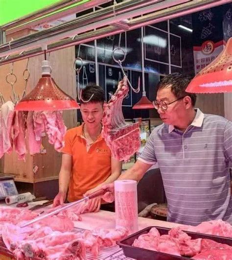 陆步轩做出了一个在当时人看来非常惊人的选择——卖猪肉