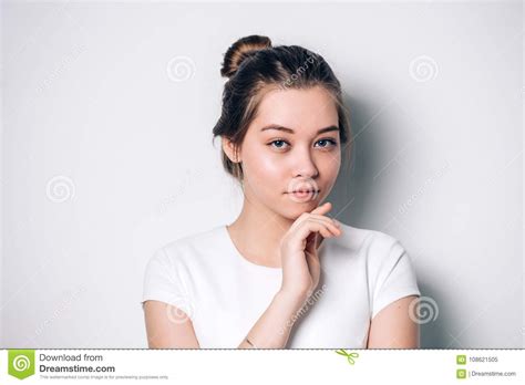 Verticale De Belle Fille Aux Yeux Bleus Image Stock Image Du Fille