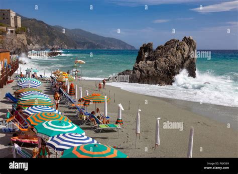 Bunte Sonnenschirme Am Strand Von Monterosso Al Mare Cinque Terre