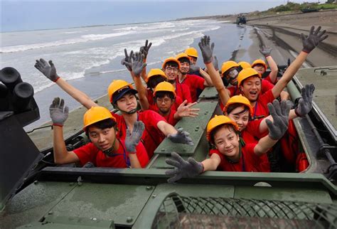【112年暑期戰鬥營】兩棲勇士挑戰營 奔馳沙灘大呼過癮 軍聞 【112年暑期戰鬥營】兩棲勇士挑戰營 奔馳沙灘大呼過癮 青年日報
