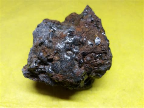 콘드률형 석철 현무암 운석 융합지각에도 철이 박혀 있다 우리나라 발견 콘드률 현무암 운석에 철이 콘드률 점형식으로 박혀 있다 2 한국운석 발견 Korean