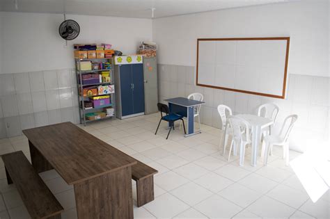 Prefeita entrega mais uma escola reformada e ambulância no interior
