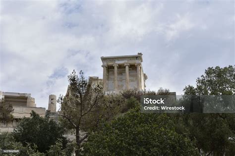 아크로폴리스의 흐린 하늘 아래 나무 뒤에 있는 아테나 니케 신전의 낮은 각도 보기 0명에 대한 스톡 사진 및 기타 이미지 0명 건축 건축물 Istock