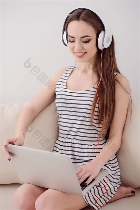 迷人的女孩使用的便携式计算机图片 包图网企业站