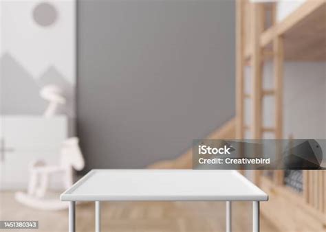 빈 흰색 테이블 상판과 흐릿한 키즈 룸 인테리어가 배경에 있습니다 개체 제품 장난감 프레젠테이션을 위한 공간을 복사합니다