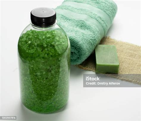 목욕 소금 에메랄드 색유리 병 올리브 비누와 녹색 수건 옆에 있습니다 휴식 과 치료 개념 0명에 대한 스톡 사진 및 기타 이미지