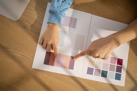 그들은 색상 팔레트에서 벽에 대한 오른쪽 색상을 선택하는 동안 그녀의 아들과 함께 테이블에 앉아 어머니 바로 위에 대한 스톡 사진 및 기타 이미지 Istock