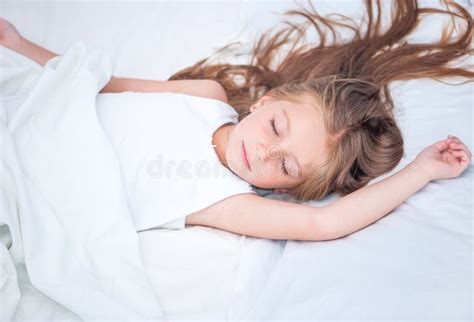 Muchacha Que Duerme En La Cama Blanca Foto De Archivo Imagen De Pelo