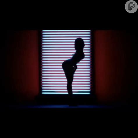 Foto No clipe Anitta aparece dançando na frente de um painel de LED Mas apesar de parecer a