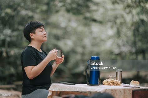 주말에 하이킹을 하러 가고 뜨거운 커피 한 잔을 즐기는 아시아 의 중국 중형 성인 여성 40 44세에 대한 스톡 사진 및 기타