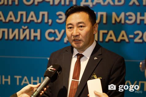 Судалгаа 13 17 насны хоёр эмэгтэй сурагчийн нэг нь цахим орчинд танихгүй хүнтэй холбогдож