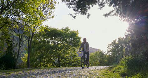 성숙한 남자는 조약돌 통로를 따라 전자 자전거를 타고 봄날을 보냅니다 60 64세에 대한 스톡 사진 및 기타 이미지 60 64세 개성 개념 건강관리와 의술 Istock