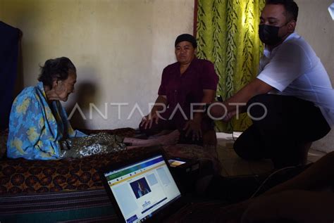 PEREKAMAN KTP ELEKTRONIK UNTUK LANSIA DI MADIUN ANTARA Foto