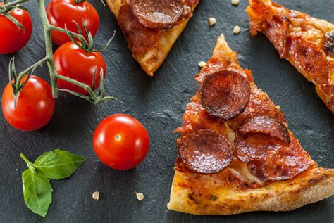 맛 있는 신선한 요리 체리 토마토와 슬레이트에 페퍼로니 피자의 조각 고추와 바 질 잎 0명에 대한 스톡 사진 및 기타 이미지 0명 고기 대리석 Istock