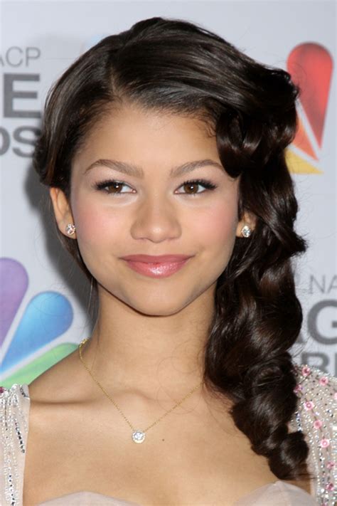Zendaya Wavy Medium Brown Barrel Curls Hairstyle Steal Zendayas