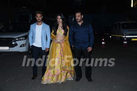 Salman Khan Aayush Sharma And Mahima Makwana On The Sets Of The Big