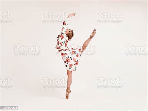 발레 댄서 흰색 스튜디오 배경에 고립 된 클래식 발레리나 춤 공연자에 대한 스톡 사진 및 기타 이미지 공연자 귀여운 기술
