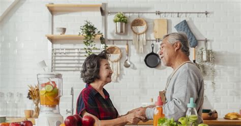 부엌에서 춤을 추는 동안 집에서 함께 건강 한 음식을 요리하는 아시아 노인 성인 주말 주말 행복 아시아 노인 부부는 낭만적 인