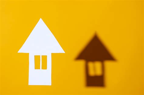 골 판지로 만든 작은 집은 밝은 색의 배경에 그림자를 드리웁니다 0명에 대한 스톡 사진 및 기타 이미지 0명 가정의 방
