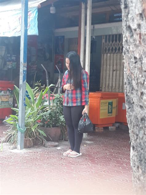 មាននារីស្រស់ស្អាតម្នាក់ហាក់មានអារម្មណ៍មិនល្អ ដើរ ឈរ សំពះ ម្នាក់ឯង