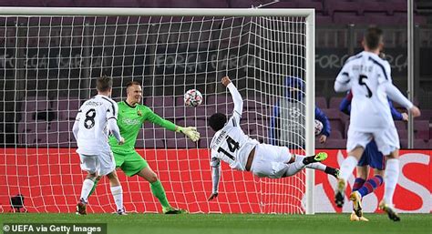 Barcelona 0 3 Juventus Ronaldo Comes Out On Top In Duel With Messi As