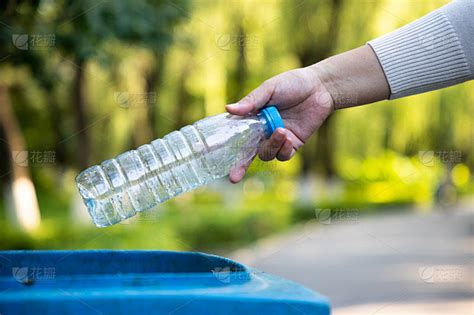 把塑料瓶扔进垃圾桶