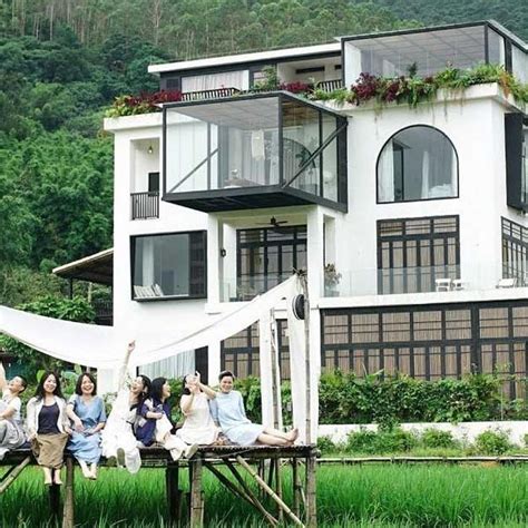 These Seven Girlfriends Bought A Mansion So They Can Retire And Live